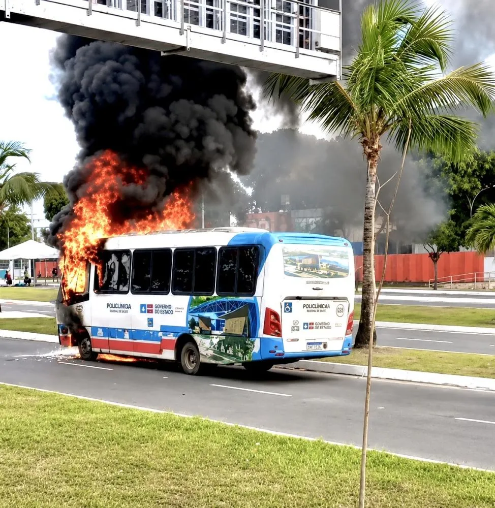Micro-ônibus da Policlínica do Estado pega fogo e fica destruído em ...